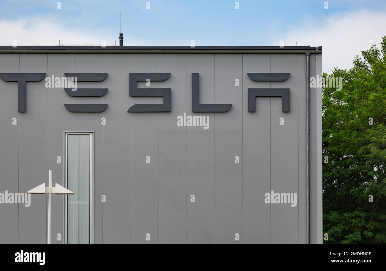 Tesla factory germany hi-res stock photography and images - Alamy