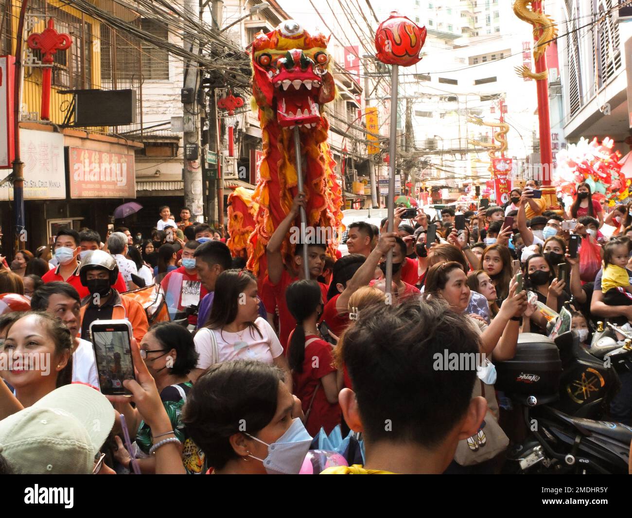 Members of the dragon dance troupe got stuck because of the huge volume ...
