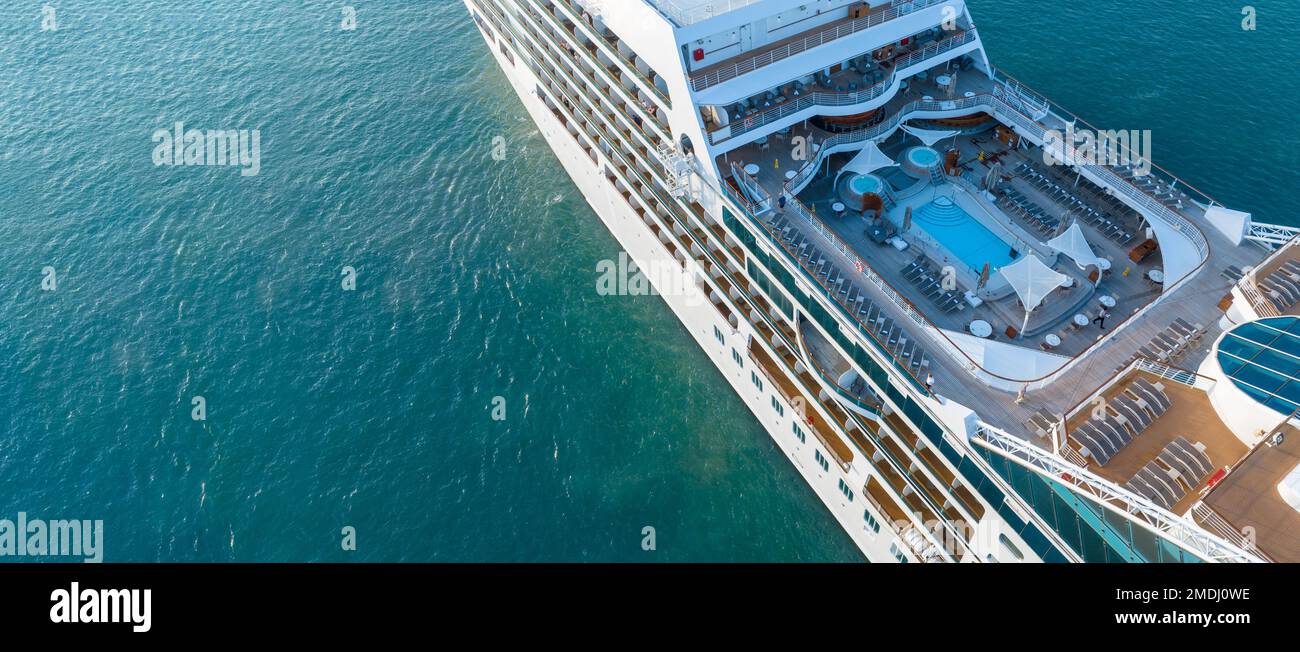 swimming pool in roof top of Cruise Ship, Garden in Cruise and pool ...