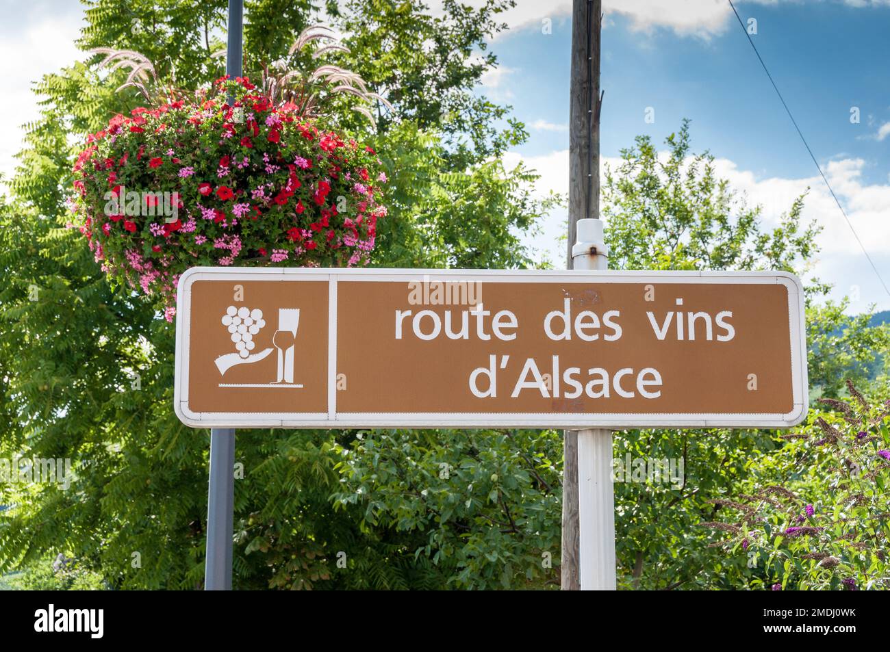 Panneau sur la route des vins d'Alsace, France, été Stock Photo - Alamy
