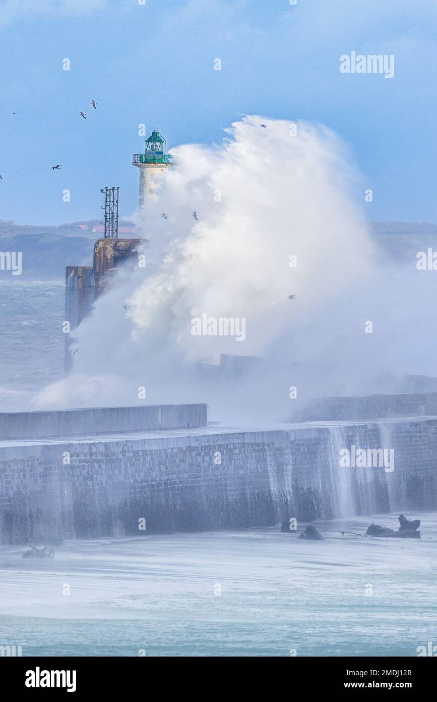Vagues claquant sur le phare de Boulogne sur mer, France, Côte d'opale ...