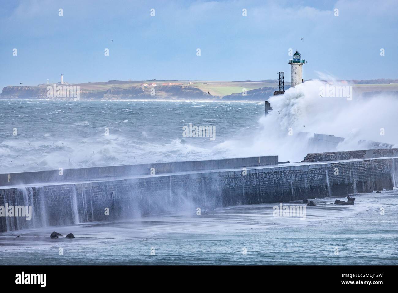 Vagues claquant sur le phare de Boulogne sur mer, France, Côte d'opale ...