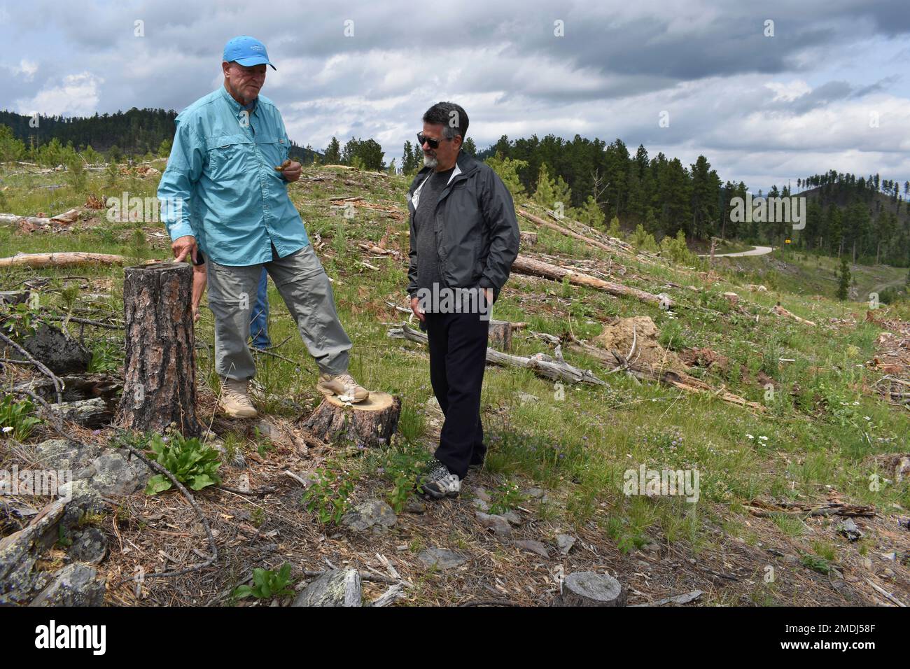 Former U.S. Forest Service Deputy Chief Jim Furnish talks with retired ...