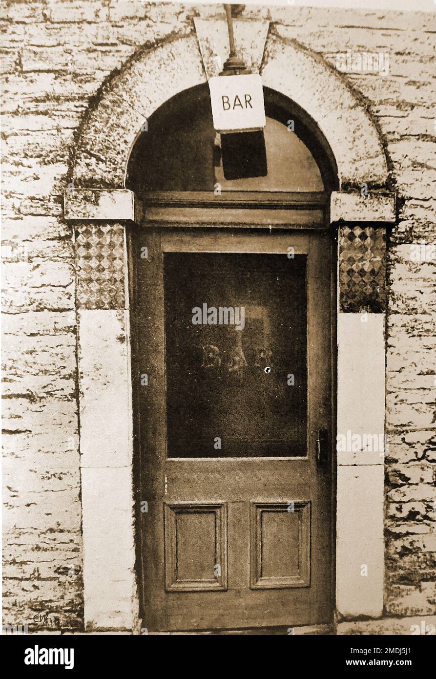 British pubs inns and taverns - A circa 1940 old photograph showing he ... British pubs inns and taverns - A circa 1940 old photograph showing he ...