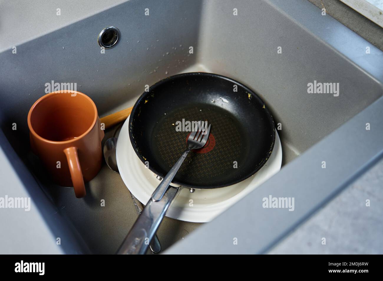 Pile of unwashed dirty dishes in kitchen sink Stock Photo - Alamy