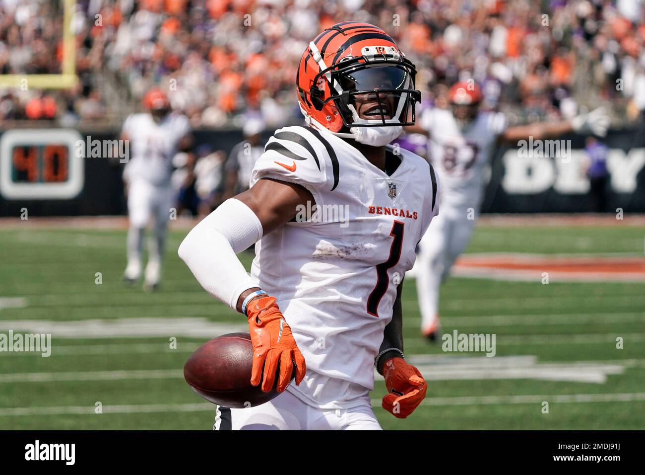 Cincinnati Bengals wide receiver Ja'Marr Chase (1) catches his first ...