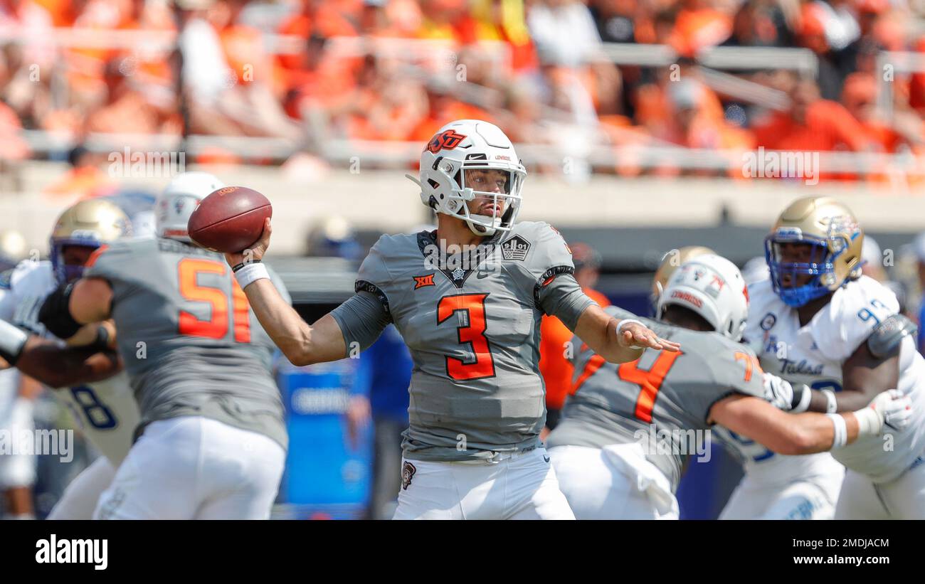 Oklahoma State quarterback Spencer Sanders (3) passes the ball against ...