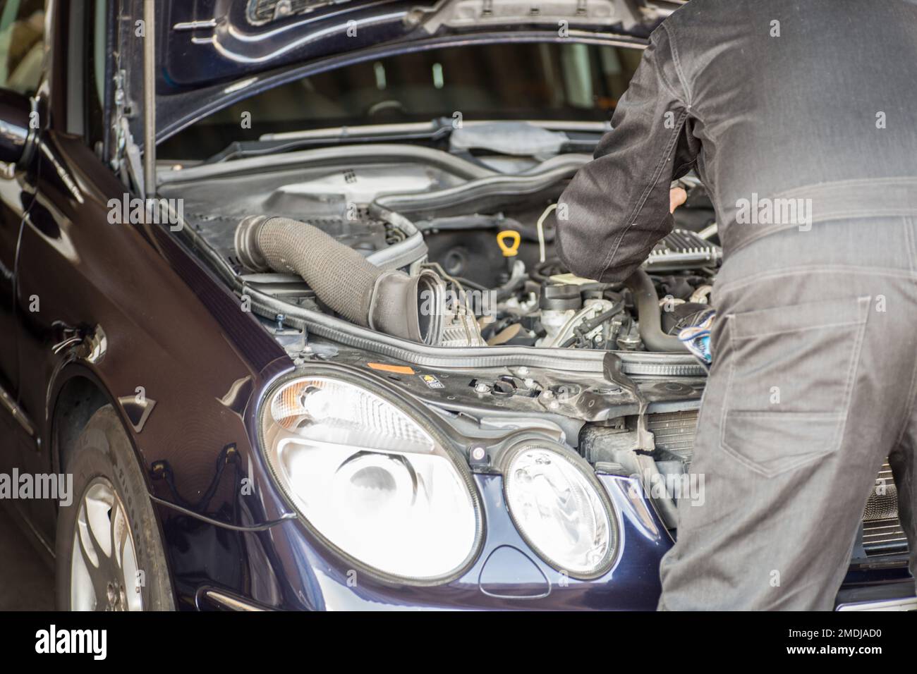 Shooting the moment when an auto mechanic replaces parts Stock Photo ...