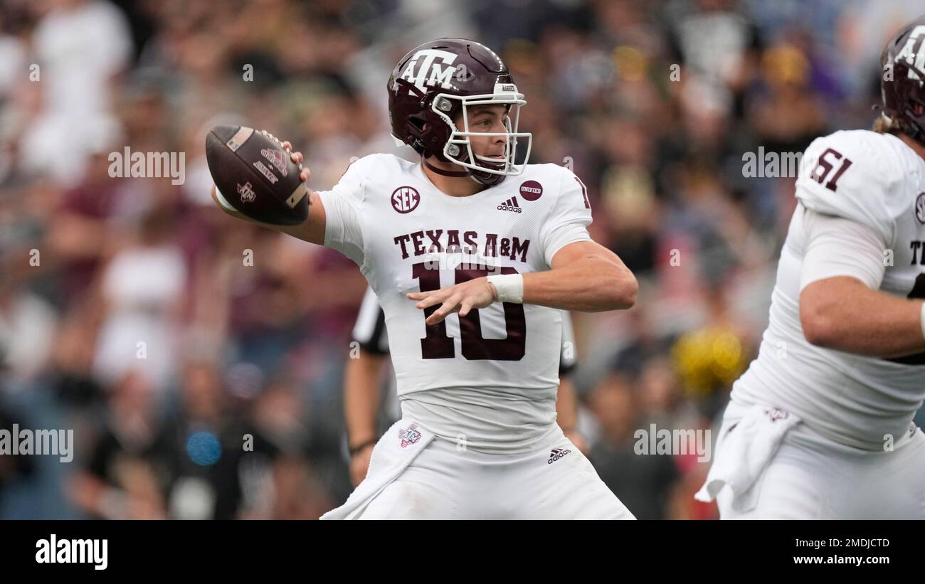 Texas A&M quarterback Zach Calzada (10) in the first half of an NCAA ...