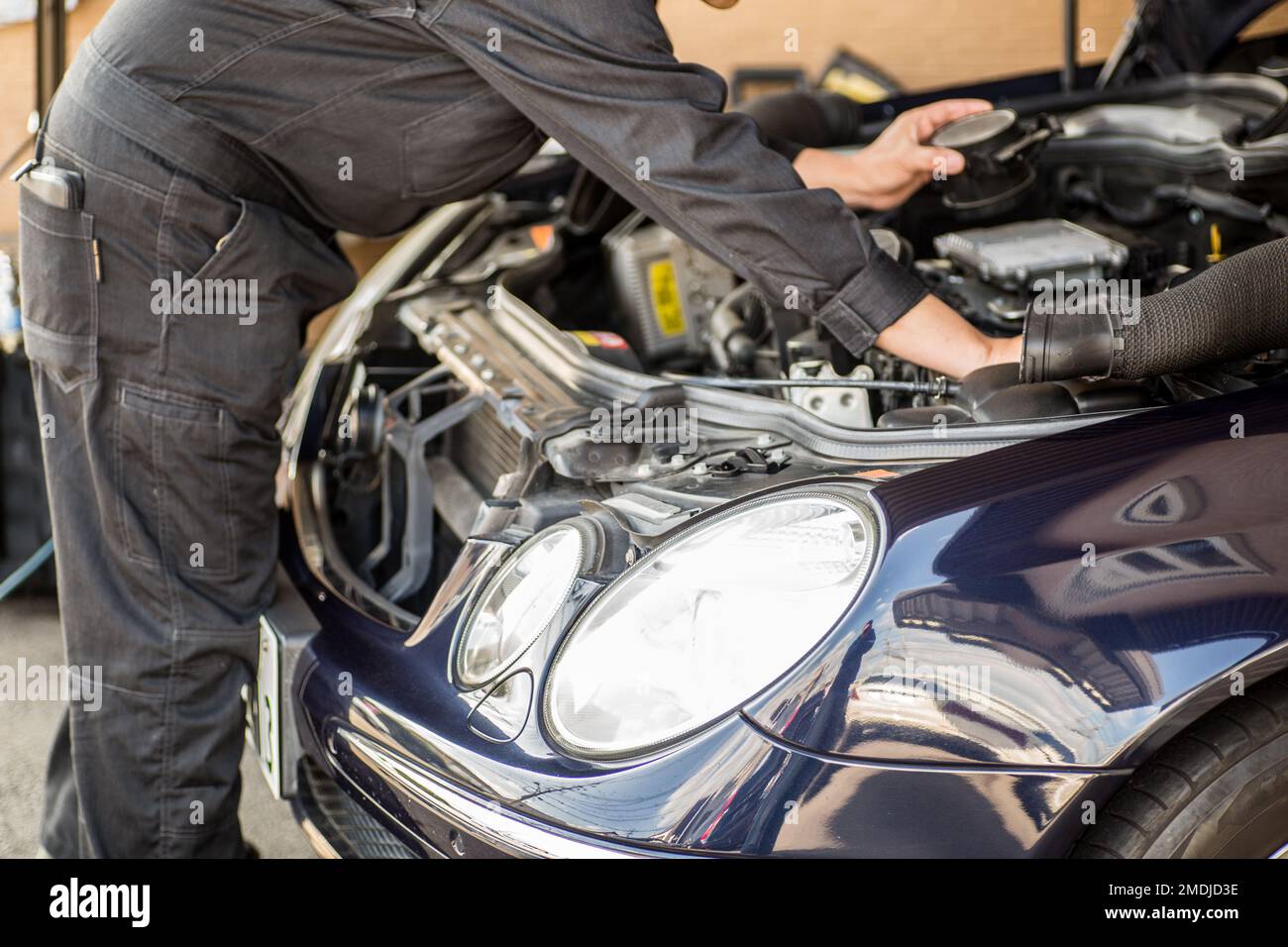 Shooting the moment when an auto mechanic replaces parts Stock Photo ...