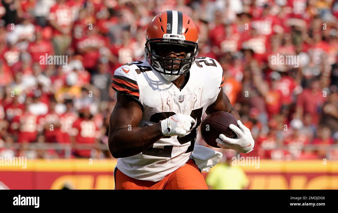 Cleveland Browns running back Nick Chubb runs with the ball against the ...
