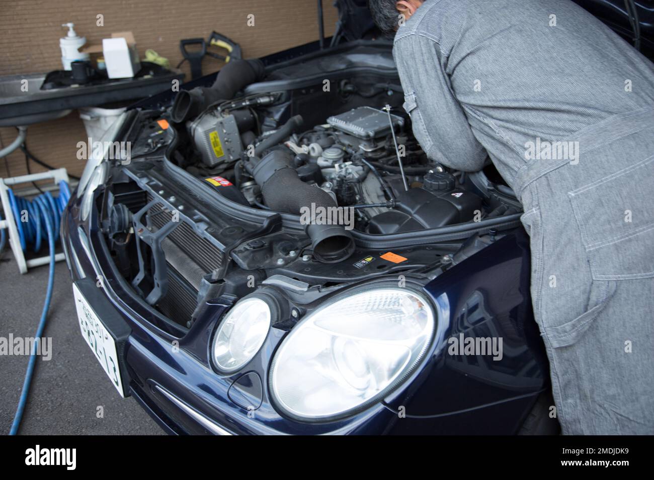 Shooting the moment when an auto mechanic replaces parts Stock Photo ...