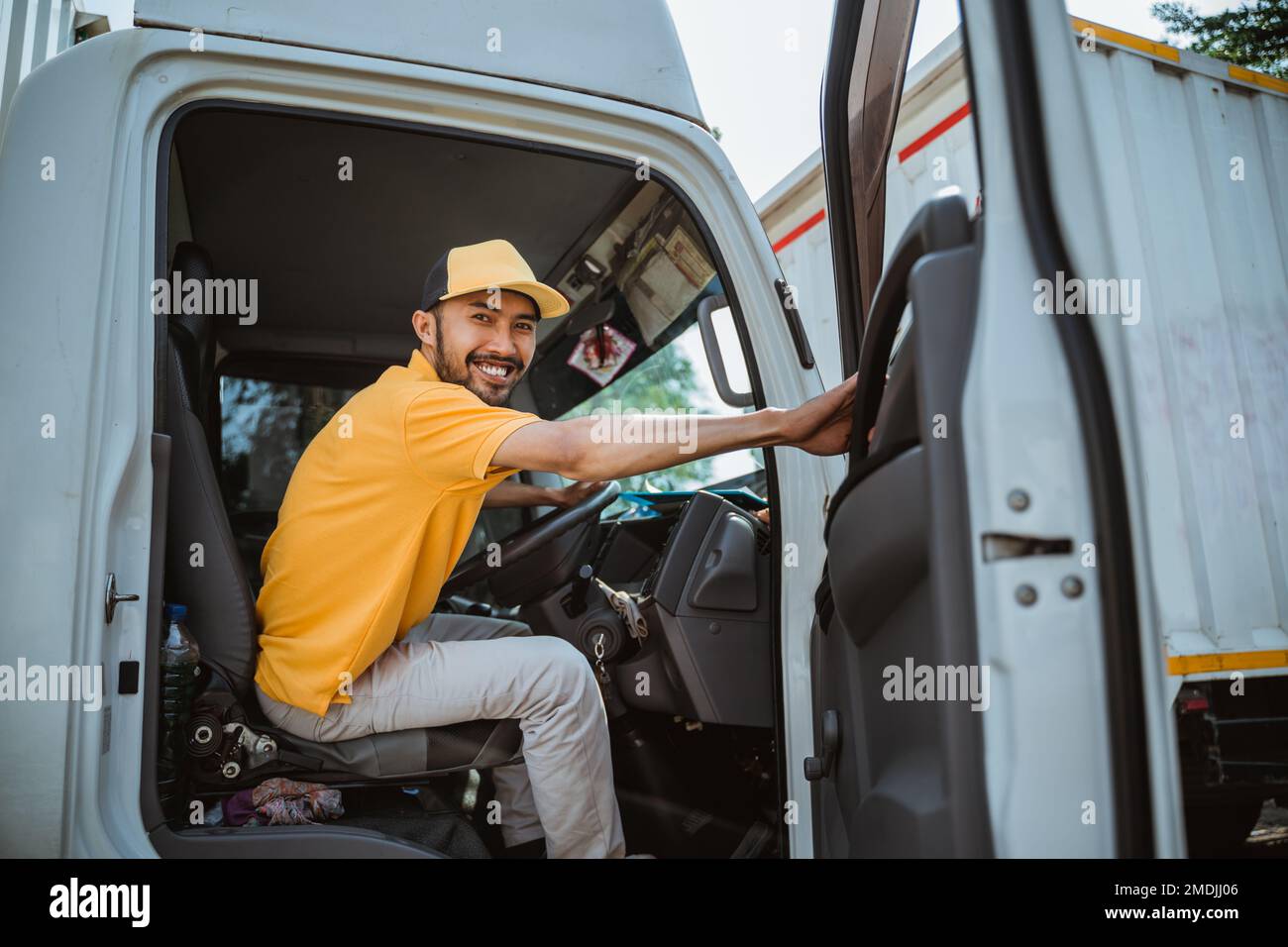 male driver closes the door of a delivery truck Stock Photo - Alamy