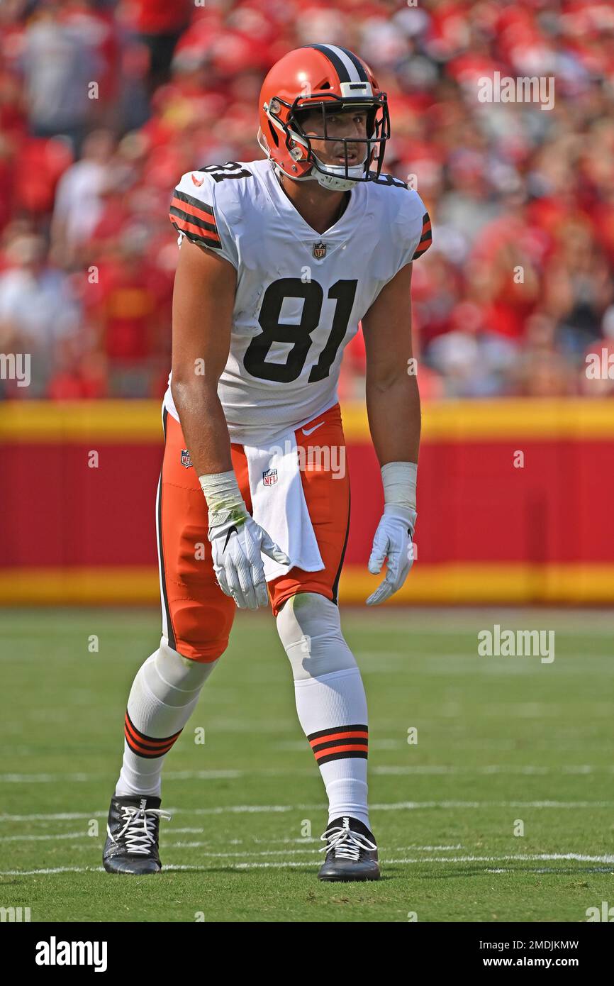 Cleveland Browns tight end Austin Hooper (81) gets set on the line of ...