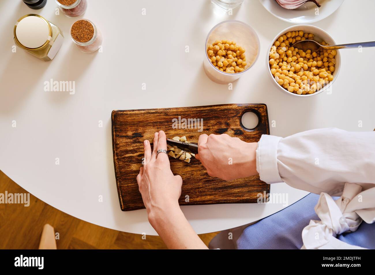 Chopping garlic overhead hi-res stock photography and images - Alamy