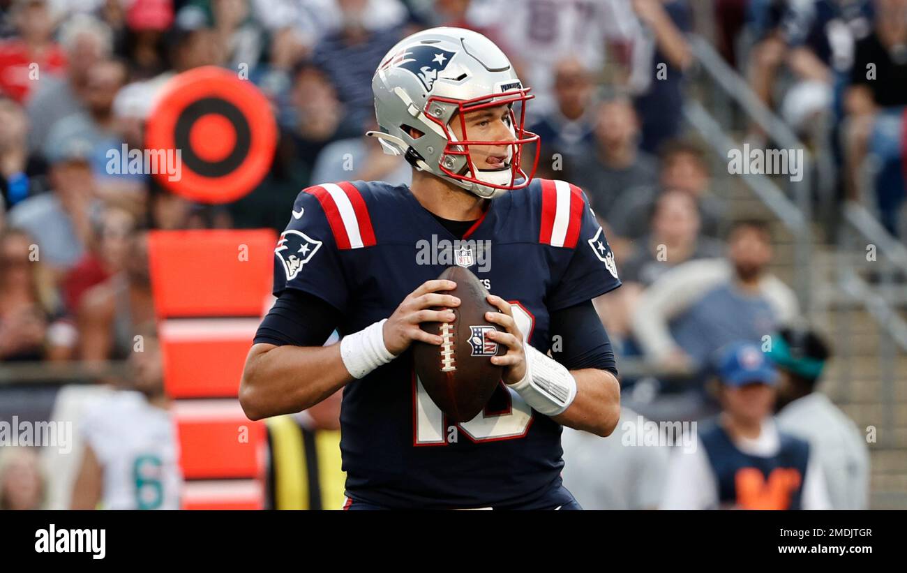 New England Patriots quarterback Mac Jones (10) sets to throw during ...