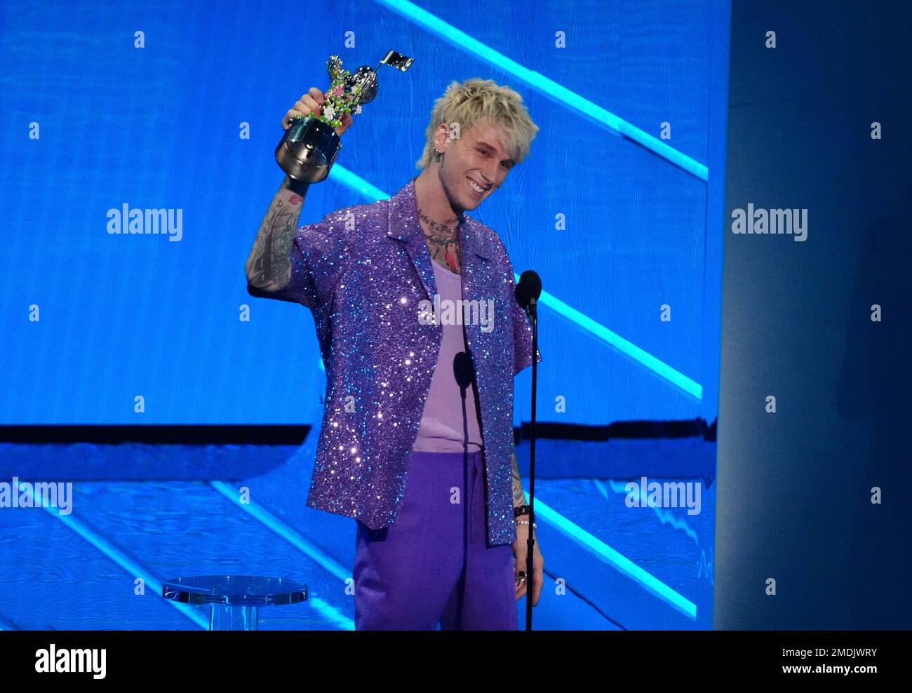 Machine Gun Kelly accepts the award for best alternative song for "My ...