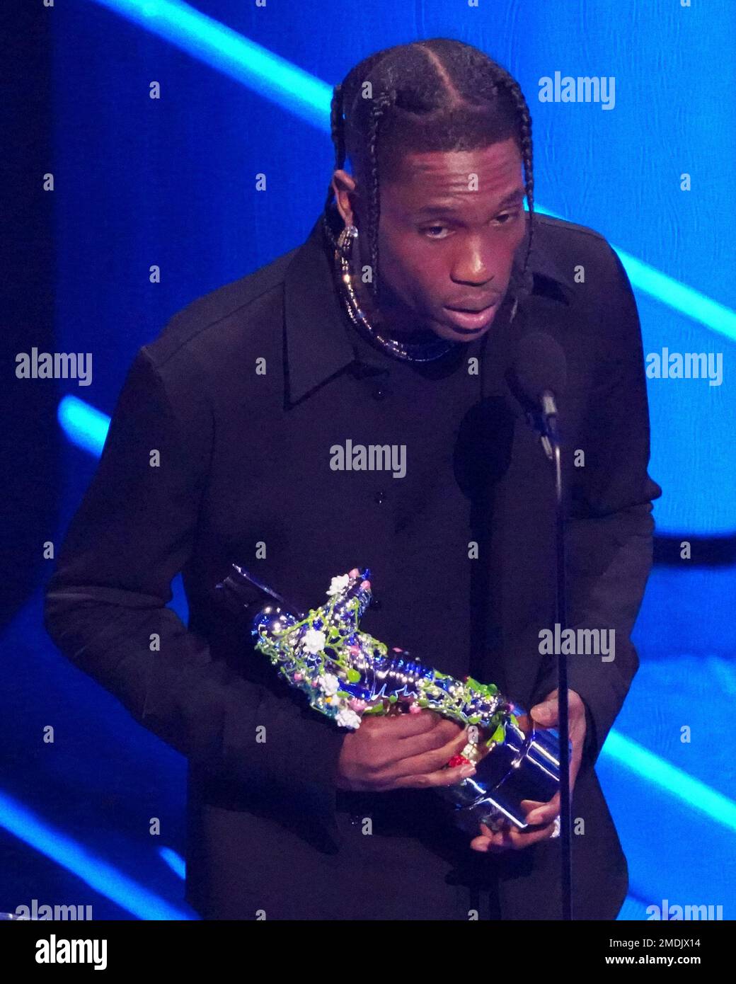 Travis Scott accepts the award for best hip-hop for "Franchise" at the ...