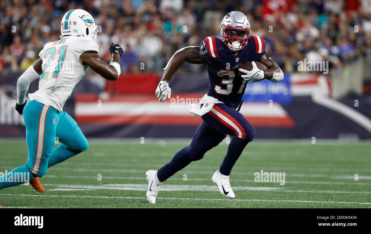 New England Patriots running back Damien Harris (37) runs during the ...