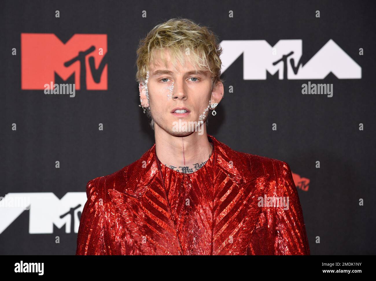 Machine Gun Kelly arrives at the MTV Video Music Awards at Barclays ...