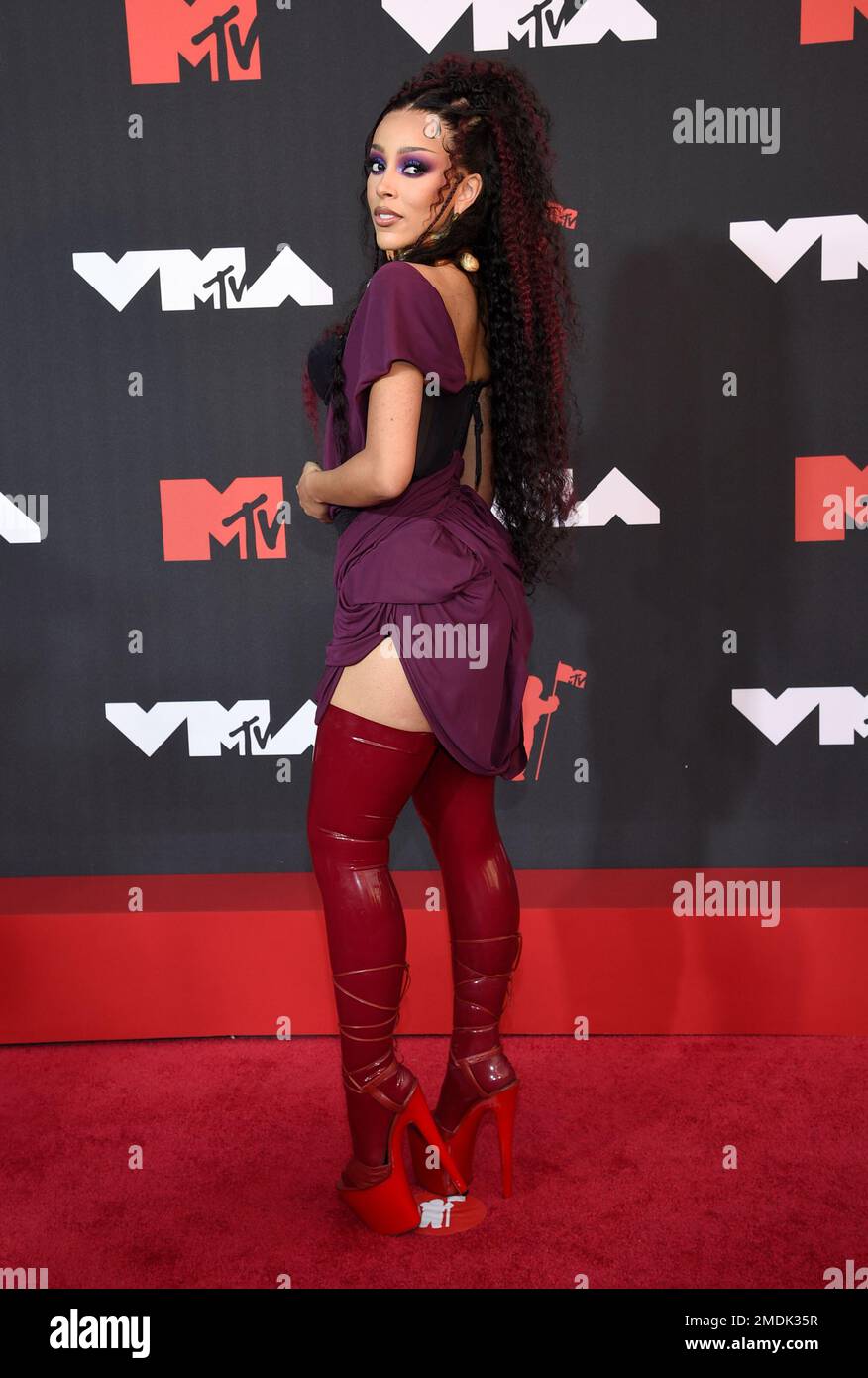 Doja Cat arrives at the MTV Video Music Awards at Barclays Center on ...