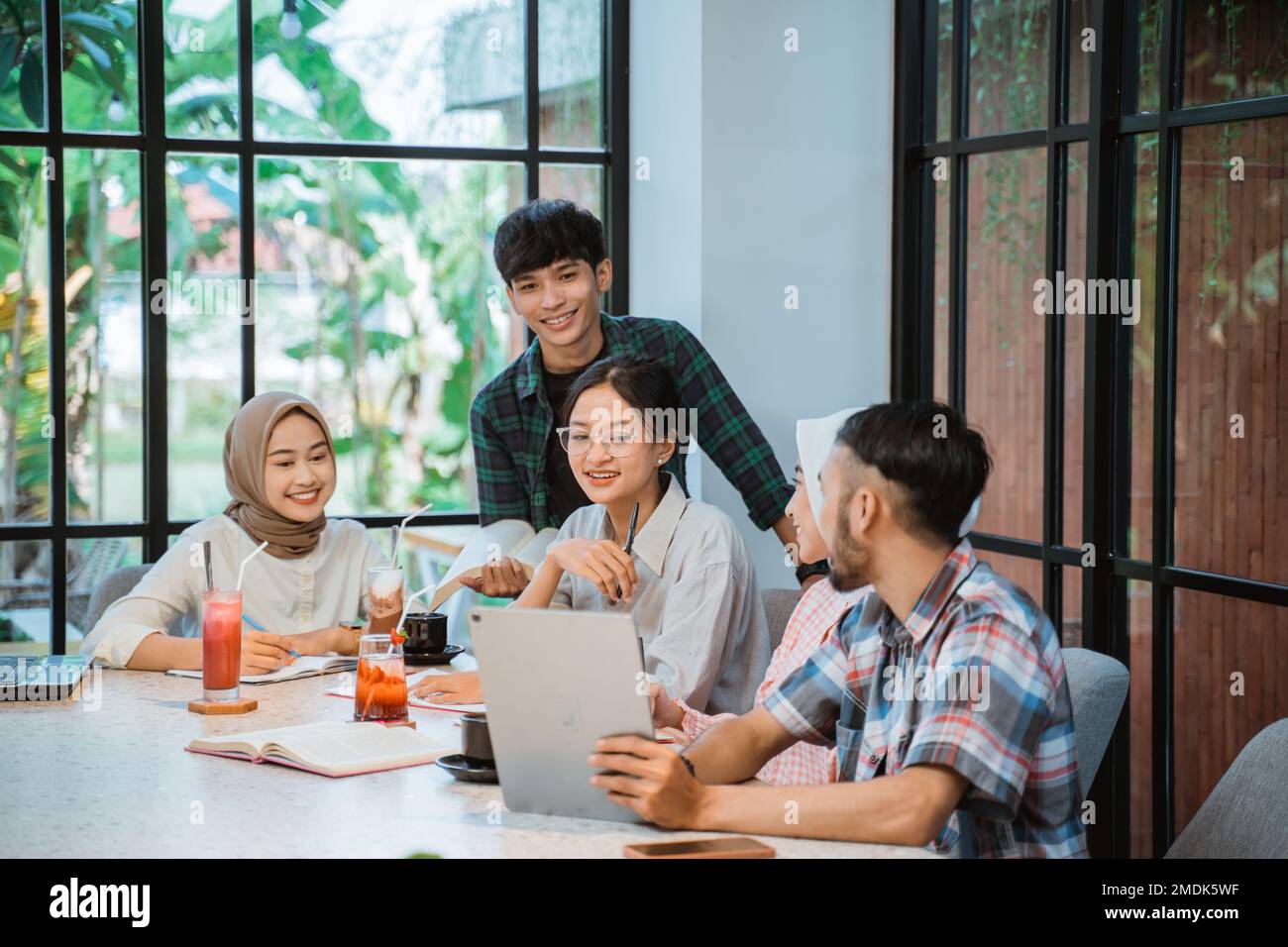 Students doing homework in asia hi-res stock photography and images - Alamy