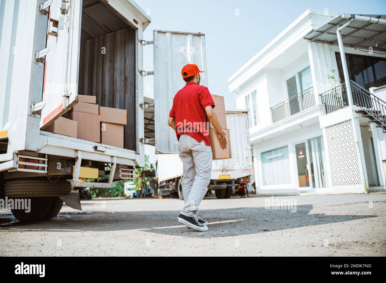 Worker lifting cardboard box hi-res stock photography and images - Alamy