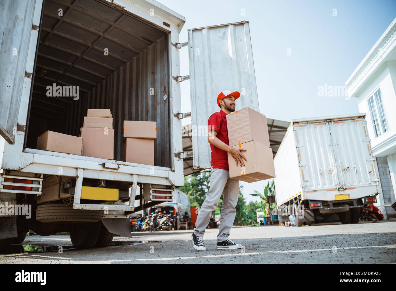 Worker lifting cardboard box hi-res stock photography and images - Alamy