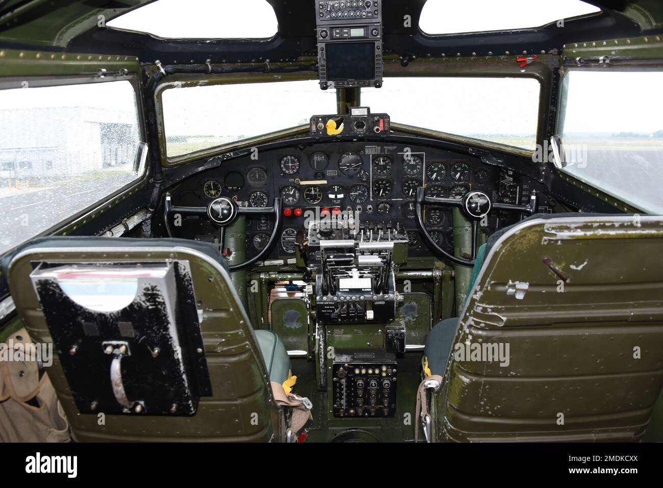 B 17 cockpit hi-res stock photography and images - Alamy
