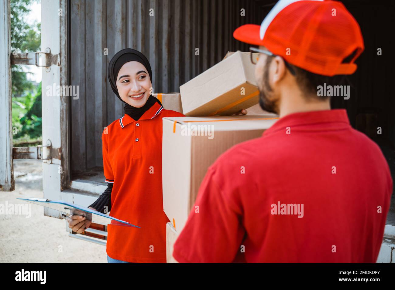 Male employee helping hijab hi-res stock photography and images - Alamy