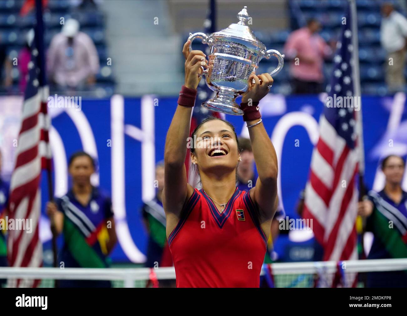 Emma Raducanu, of Britain, holds up the US Open championship trophy ...
