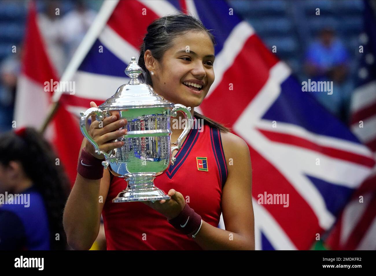 Emma Raducanu, of Britain, holds up the US Open championship trophy ...