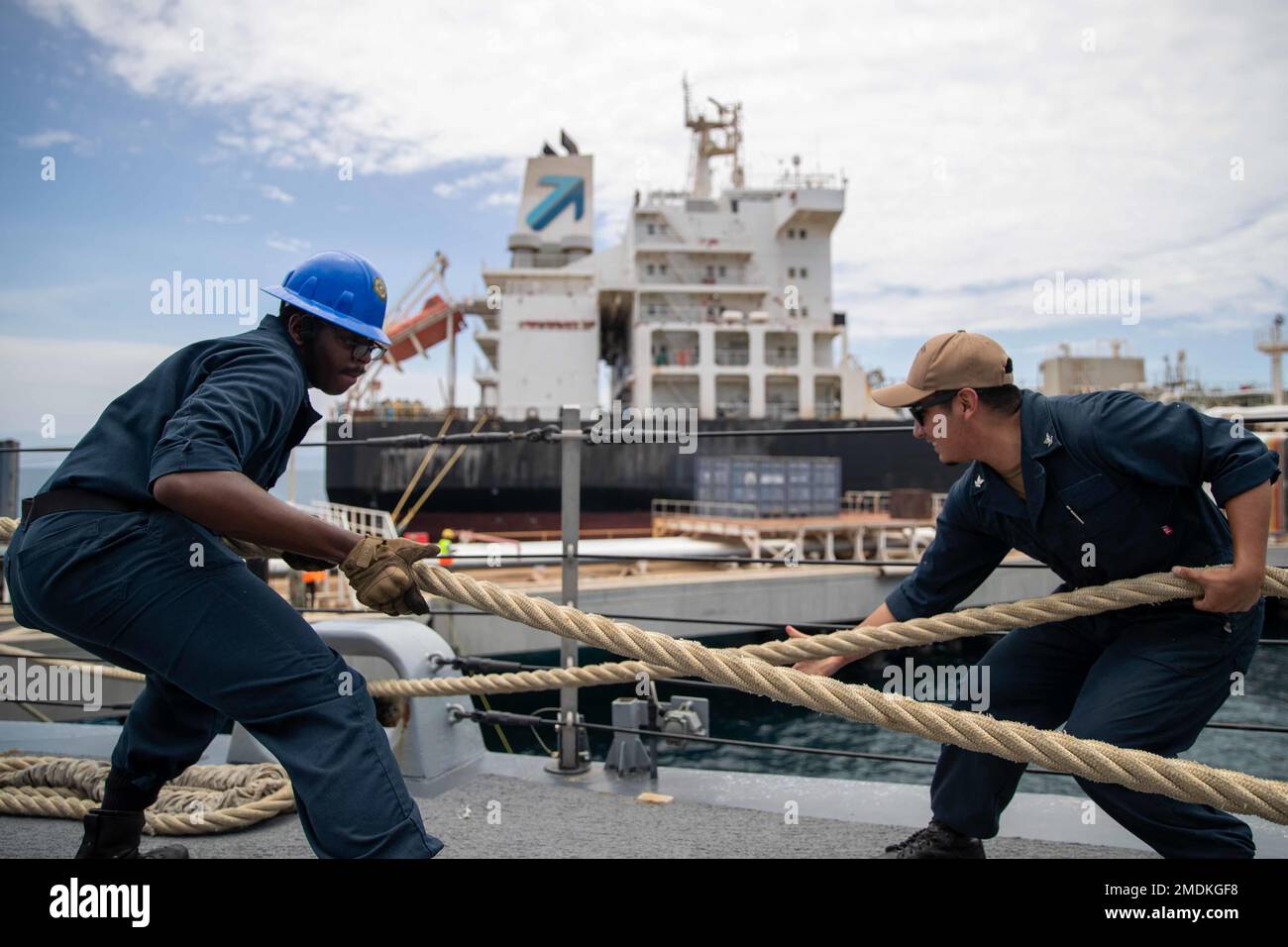 Heave mooring line hi-res stock photography and images - Alamy