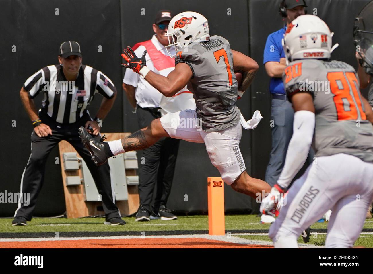 Oklahoma State running back Jaylen Warren (7) runs into the endzone ...