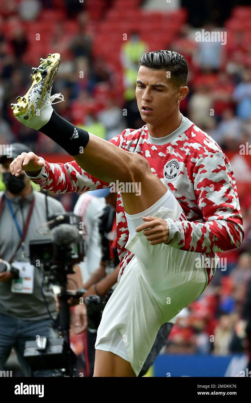 Manchester United's Cristiano Ronaldo exercises during warmup before ...