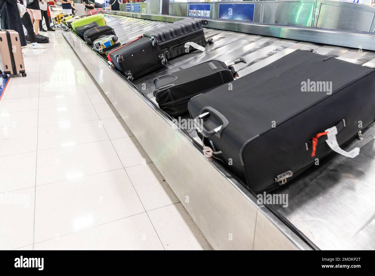 Airport baggage claim carousel conveyor hi-res stock photography and ...