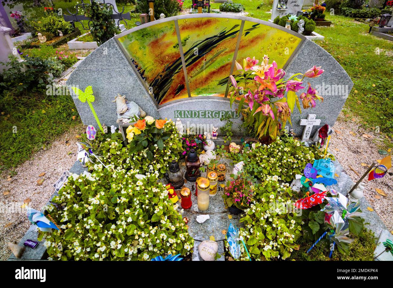 Childs grave hi-res stock photography and images - Alamy