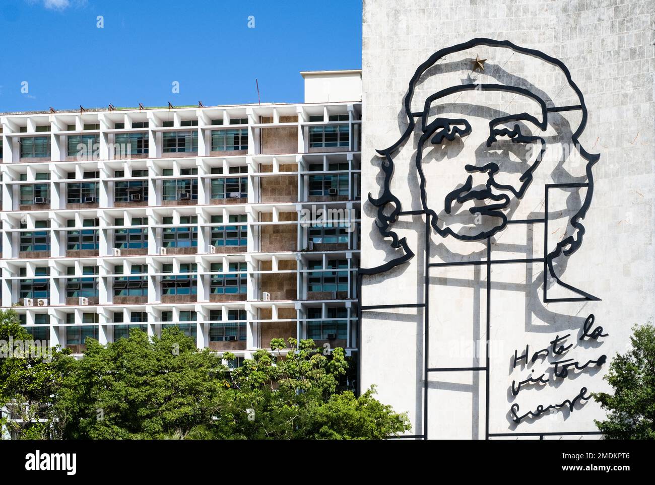 Steel sculpture of Ernesto Che Guevara on the Ministerio del Interior ...