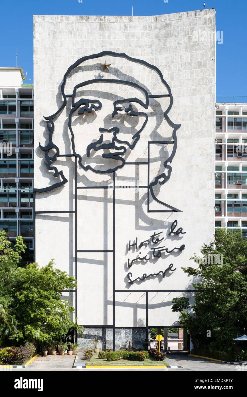 Steel sculpture of Ernesto Che Guevara on the Ministerio del Interior ...