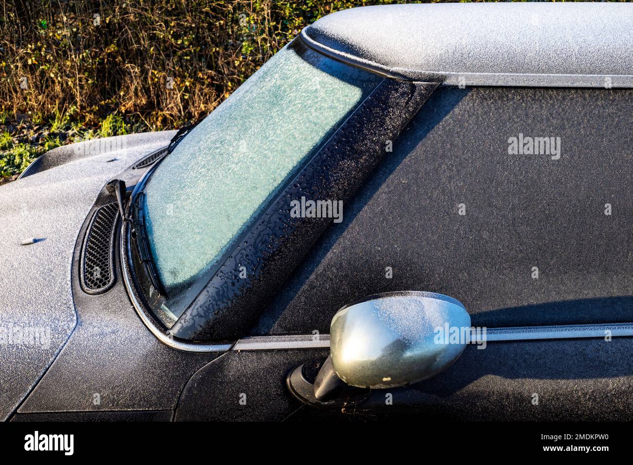Frosted over Mini car Stock Photo - Alamy