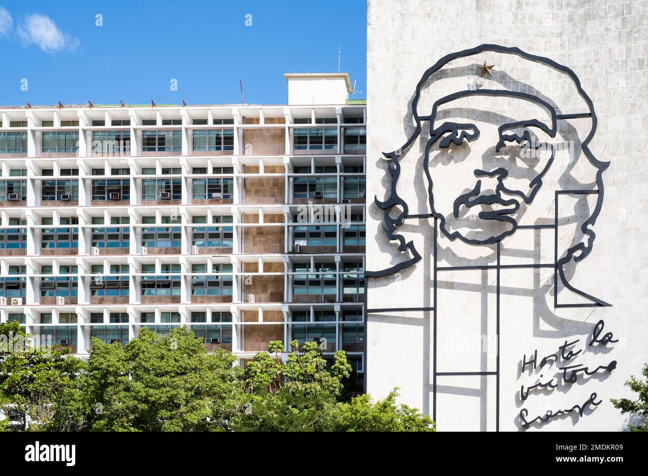 Steel sculpture of Ernesto Che Guevara on the Ministerio del Interior ...