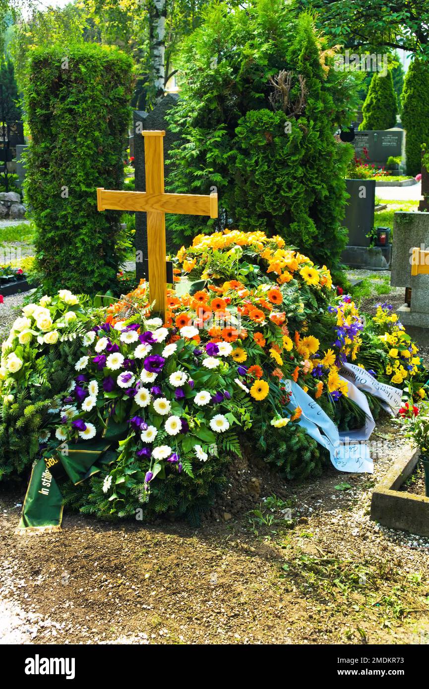 Fresh grave hi-res stock photography and images - Alamy