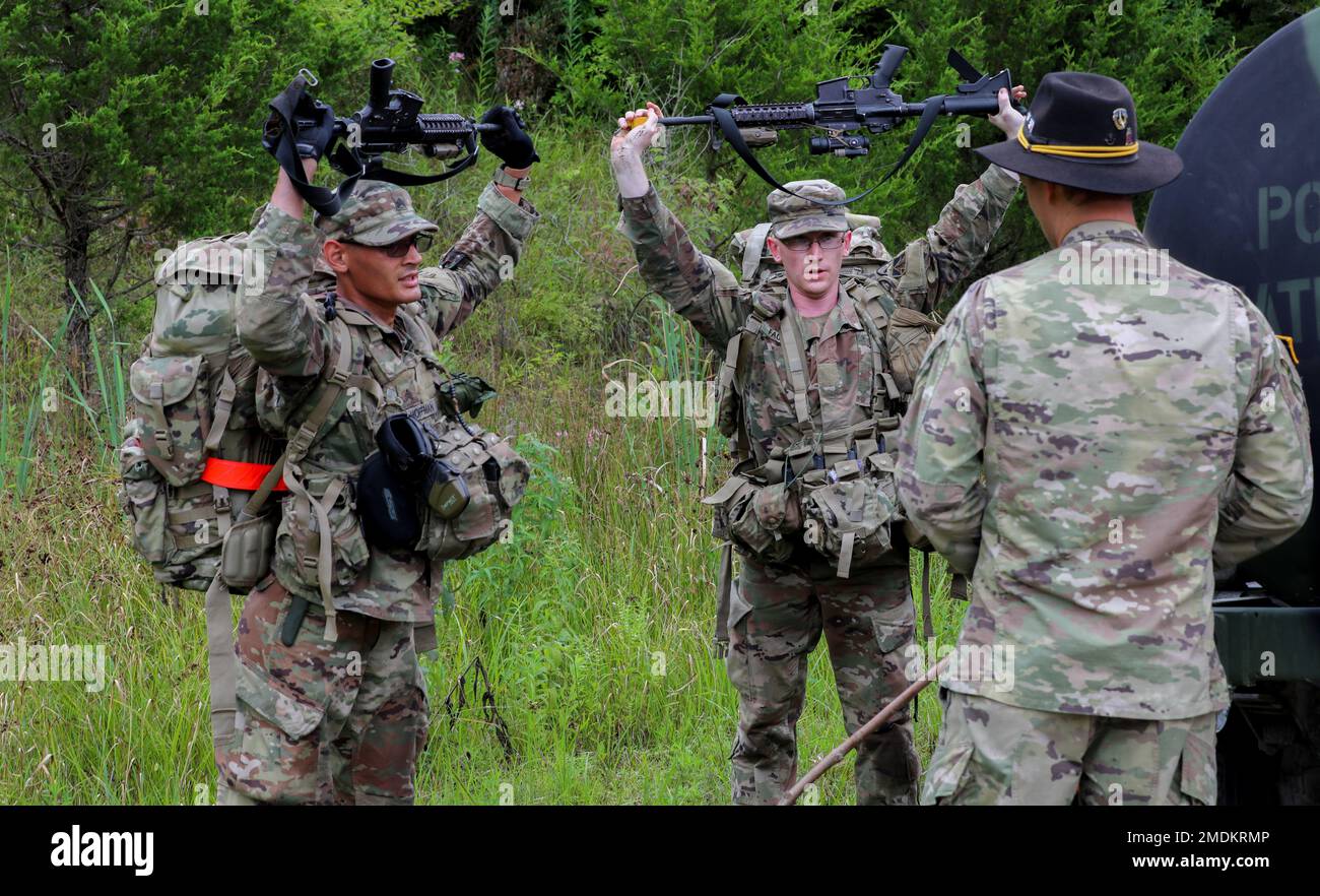 Guardsmen with the 1st Battalion 152 Cavalry Regiment participate in ...