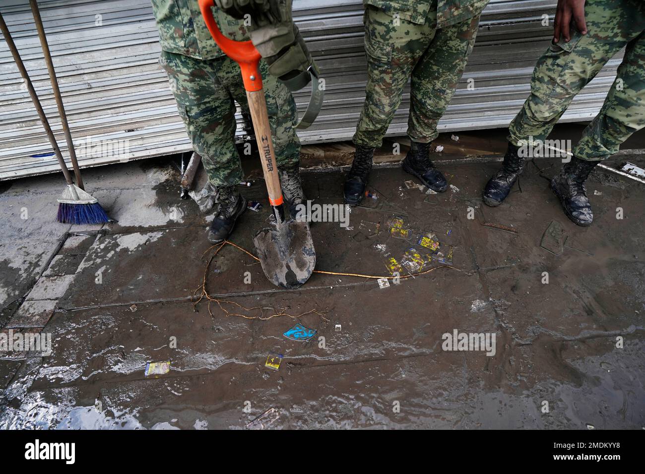 Soldiers help in the clean-up and recovery work after floods in ...