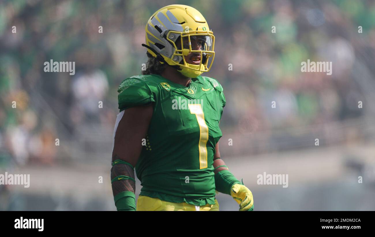Oregon inside linebacker Noah Sewell (1) plays during the first half of ...