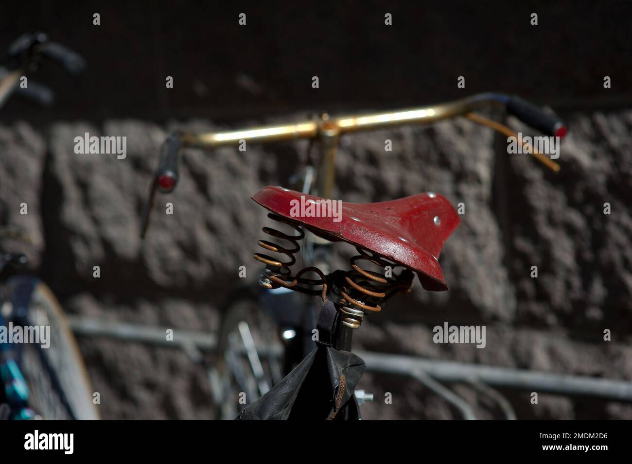 The metal seat of an old bicycle Stock Photo - Alamy
