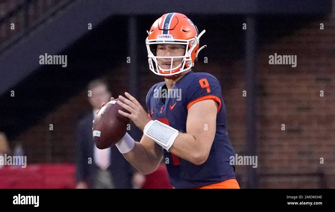 Illinois quarterback Artur Sitkowski looks to pass during the first ...