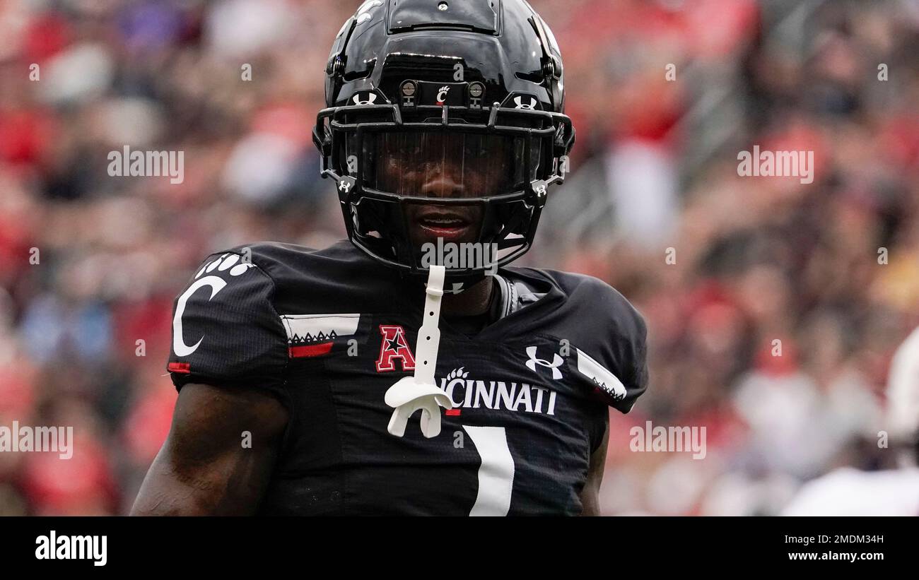 Cincinnati cornerback Ahmad Gardner (1) plays during the second half of ...