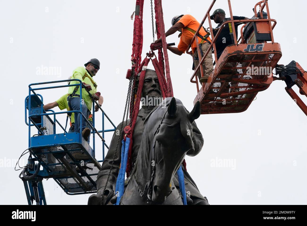 Crews work to remove one of the country's largest remaining monuments ...