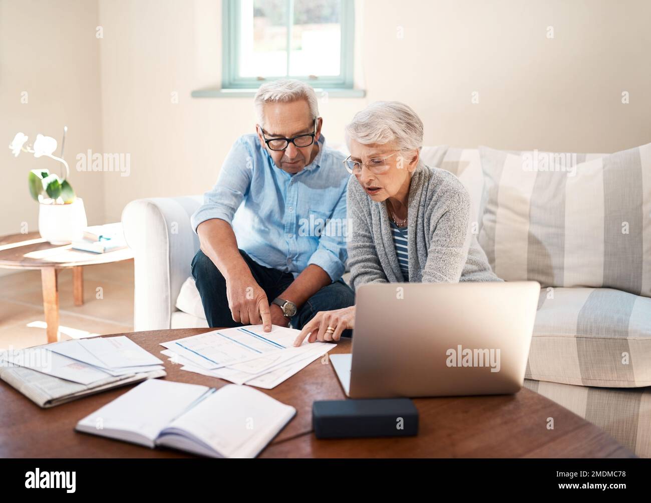 Seniors couple paperwork hi-res stock photography and images - Alamy